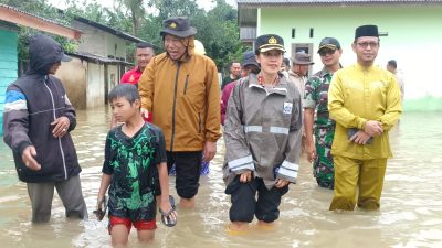 Kapolres Yunita Tinjau dan Pastikan Warga Terdampak Banjir Tercukupi di Kijang – Radar Bintan